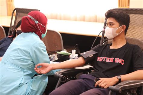 Mahasiswa FK UNAIR Adakan Kegiatan Donor Darah Dekan Ikut Donor