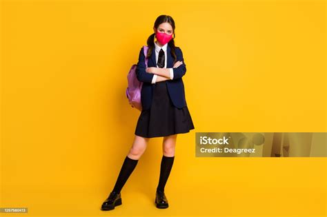 스마트 고등학교 A급 학생 크로스 핸즈웨어 블레이저 스커트 슈즈 메디컬 마스크의 풀 사이즈 사진으로 밝은 광택 컬러 배경