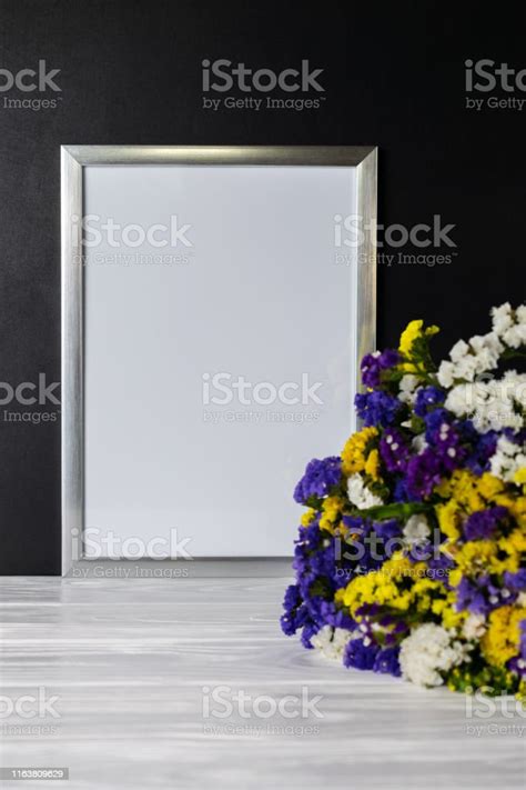 텍스트에 대한 공간을 복사 다채로운 꽃의 꽃다발흰색 프레임을 조롱 0명에 대한 스톡 사진 및 기타 이미지 0명 개념 개념과 주제 Istock