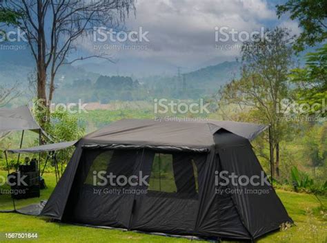 캠프장 야외 텐트 캠핑 피크닉 장비 자연 캠핑 지역 풍경 배경 나무와 푸른 잔디 여름 여행은 휴식과 휴가 모험 여행 개념 캠핑에 대한 스톡 사진 및 기타 이미지 Istock