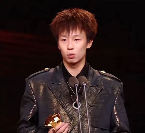 林高远获年度社交影响力运动员，携手邓亚萍走红毯，获奖感言走心国乒网友时候