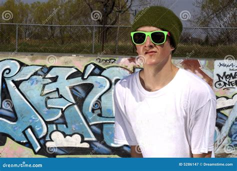 Planchiste Restant Devant Le Mur De Graffiti Photographie éditorial