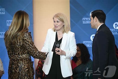 포토 용기있는 국제 여성상 수상자 축하하는 멜라니아 뉴스1
