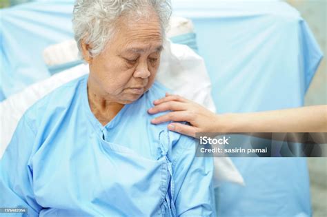 아시아 간호사 물리 치료사 의사는 사랑 배려 도움 격려 및 간호 병원 병동에서 공감을 가진 아시아 노인 또는 노인 노인 여성