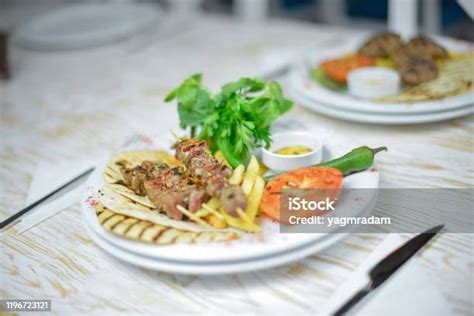그리스 음식 Souvlaki Shish 케밥 간식 및 전채 배경 메제 자이로 튀긴 오징어 반지 수블라키 우조 생선 피타 그리스
