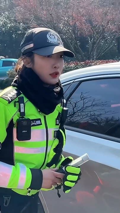 路過車輛為了拍兔子警官故意問路的嗎 🐰短褲 杭州 李語蔚 杭州警花 執勤 偷拍 兔子警官 Youtube