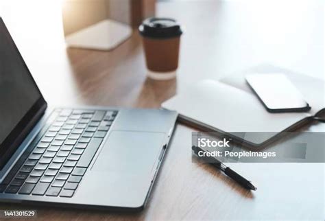 빈 책상 노트북 Pc 기술 및 펜이 있는 카페 매장 작업 공간에서 Seo Ux 및 Ui 웹 디자인을 위한 노트북 노트북 및 커피숍 온라인 비즈니스 이메일을 위한 인터넷