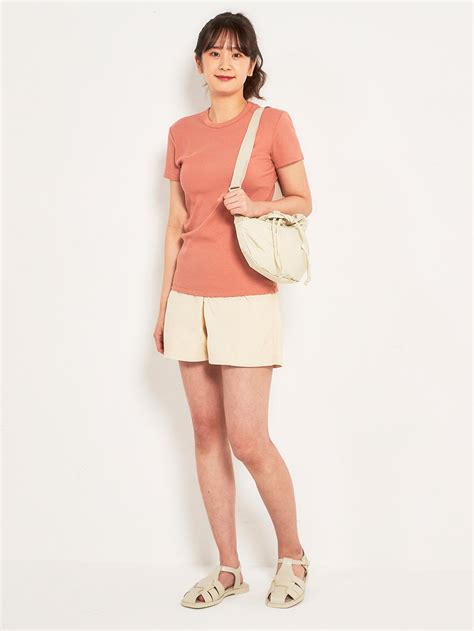 「소프트립크루넥t 반팔 、레이온블라우스 반팔 」을 를 착용하였습니다 Uniqlo