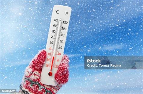 손에 흰색 섭씨와 화씨 스케일 온도계 주변 온도 영하 11도 0에 대한 스톡 사진 및 기타 이미지 0 11 12월