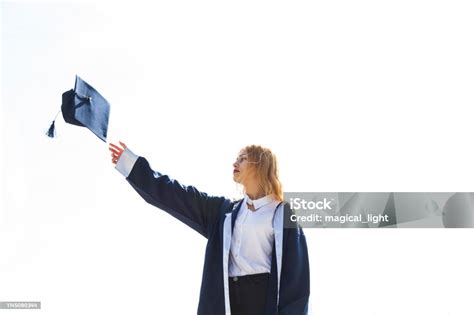 교육 테마 아름 다운 여 자가 졸업 졸업식 모자에 공기 축 하 교육에 대한 스톡 사진 및 기타 이미지 교육 대학교 대학생