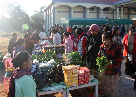 နမ့်စန်တွင် ဆန်၊ စားအုန်းဆီနှင့် အခြေခံစားသောက်ကုန်များအား ဈေးနှုန်းသက်သာစွာဖြင့် ရောင်းချပေး