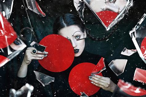 Broken Glass Fragments Photo Effect 创意时尚潮流碎玻璃颗粒破裂爆炸飞溅图像照片特效ps样机海报素材