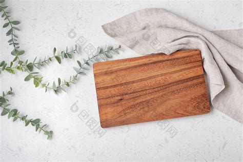 大理石桌子上有餐巾纸和植物的木板顶部视图图片 包图网企业站