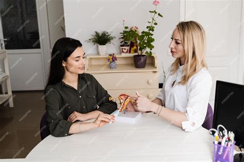 Premium Photo Gynecologist Is Showing Process Of Inserting Of