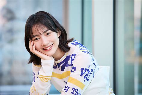 【歓喜】のん 雰囲気一変メガネショットがキター！！！ 噂の芸能速報