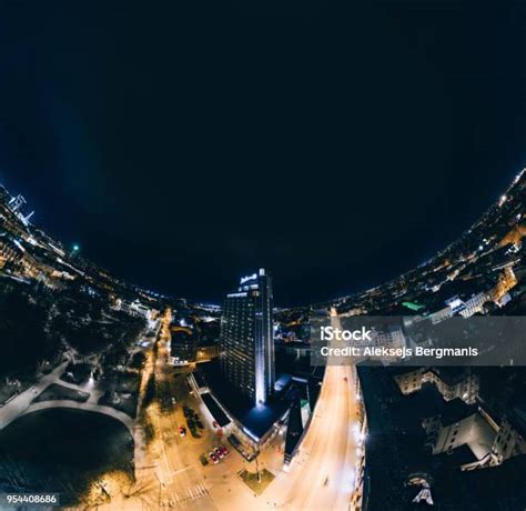 구 행성 밤 주택 도시 가상 현실 파노라마에 대 한 호텔 라트비아 360 Vr 무인 항공기 사진 360도 촬영에 대한 스톡 사진
