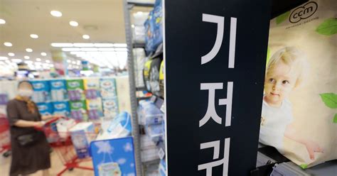 성인용 기저귀 어린이용보다 많다…저출산 고령화 영향