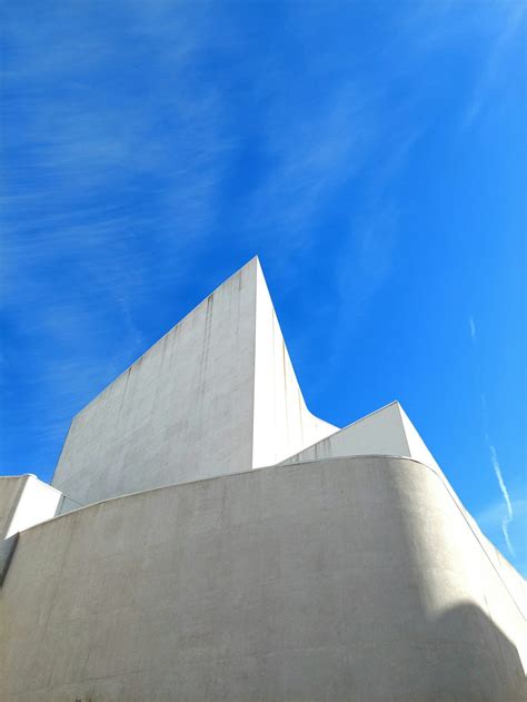 青い空を背景にした白い建物の写真 Unsplashの無料モロッコ写真