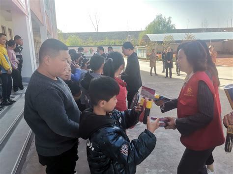 县纪委监委派驻第十三组纪检监察组联合县体育服务中心莅临特殊学校开展志愿服务活动