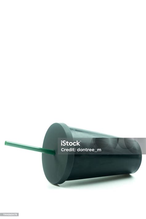 물 빨 대와 뚜껑이 흰색 배경에 고립 된 차가운 저장 컵에 대 한 검은 색 스테인레스 스틸 텀블러 강철에 대한 스톡 사진 및 기타 이미지 Istock