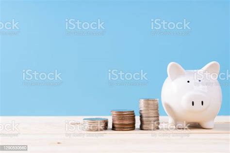 스택 동전 고립 된 파란색 배경돼지 저금통 비용 절감 및 투자 개념 개념에 대한 스톡 사진 및 기타 이미지 개념 경제