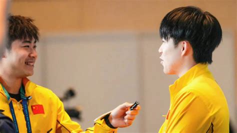 曹巍采访王楚钦紧张了！大头调侃缓解气氛，二人谈话逗笑全场记者腾讯新闻