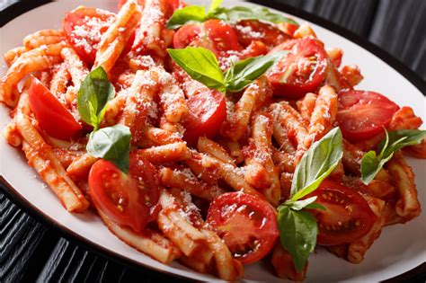 토마토 소스를 곁들인 전통 이탈리아 파스타 카사레체 파마산 치즈 바질 클로즈업 수평 0명에 대한 스톡 사진 및 기타 이미지