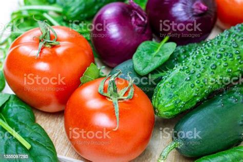 샐러드를위한 신선한 농장 여름 야채 오이 토마토 양파 고추 아루굴라 잎은 가벼운 배경에 부엌에서 잎 0명에 대한 스톡 사진 및