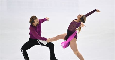 빙판 위 공연에서 남남 여여 커플 나온다