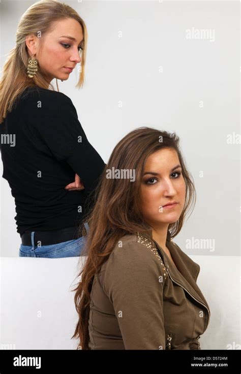 Young adult women Fotos und Bildmaterial in hoher Auflösung Alamy