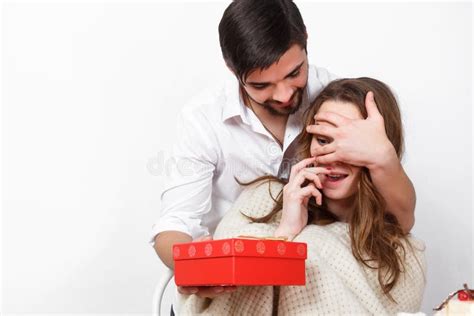 给礼物的人他的女朋友 库存图片 图片 包括有 愉快 退出 丈夫 生活方式 系列 礼品 具有 65415251