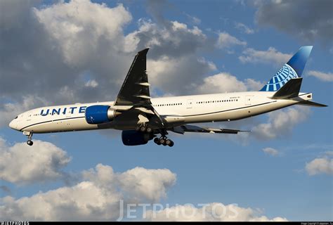 N2352U | Boeing 777-322ER | United Airlines | Jeppesen_Tu | JetPhotos