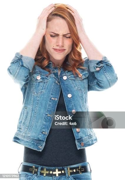 白い背景の前に立つ白人の若い女性はズボンをはいて 1人のストックフォトや画像を多数ご用意 1人 20代 25 29歳 Istock