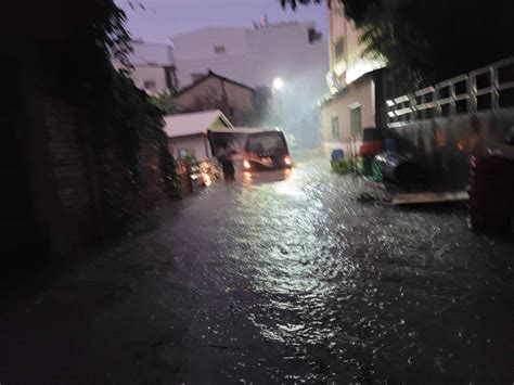 彰化員林市因大雨淹水 深夜民眾受困消防隊急救援