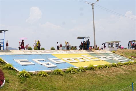 ဒီးမော့ဆိုမြို့နယ်ရှိ ငွေတောင်ဆည်တွင် ပြည်တွင်းခရီးသွားပြည်သူများ