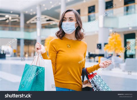 558035 Imágenes De Personas Comprando En Un Centro Comercial