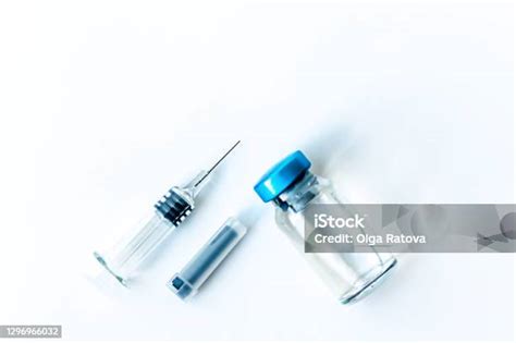 흰색 배경에 약 주입 모자 및 앰플에 대 한 빈 의료 주사기 복사 공간을 복사합니다 플랫레이 건강관리와 의술에 대한 스톡 사진 및 기타 이미지 Istock