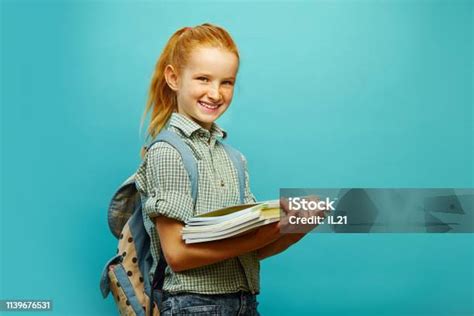 미소와 빨간 머리와 아름 다운 소녀 배낭을 입고 교과서와 노트북을 들고 파란색 절연 학생은 학교에가는 것입니다 9월에 대한 스톡 사진 및 기타 이미지 Istock