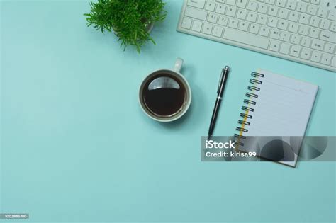 파란색 배경 및 복사 공간에 다른 공급 및 노트와 연필의 최고 보기는 텍스트를 삽입 합니다 개념에 대한 스톡 사진 및 기타