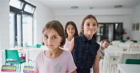 매점에 플라스틱 쟁반을 들고 걷고 있는 쾌활한 작은 학교 아이들 사진 Unsplash의 카페테리아 이미지