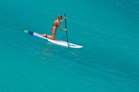 배경 화면 여자들 바다 비키니 외륜 안나 소피아 롭 다리 서핑 보드 서핑 장비 및 용품 보드 포트 수상 스포츠 일어 서서 노를 저어 라