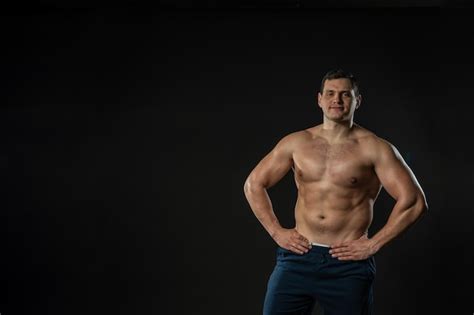 Hombre Con Las Manos En La Cintura Torso Desnudo Hombre Joven Adulto Moda Torso Felicidad