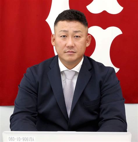 【巨人】海外fa権保有の中田翔が新たに3年契約 倍増の年俸3億円でサイン スポーツ報知