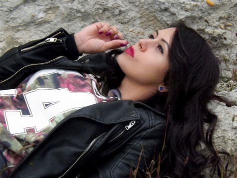 무료 이미지 록 사람 소녀 여자 다리 갈색 머리의 모델 봄 유행 의류 검은 레이디 헤어 스타일 흑발 아름다움 영상 매혹적인 사진 촬영