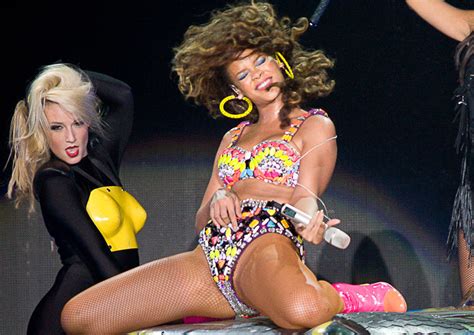 Rihanna Sexy Performance On Stage ~ Hot Actress Sexy Pics
