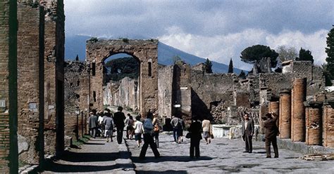 ‘과잉 관광 폼페이 고고학공원 하루 방문객 2만명으로 제한