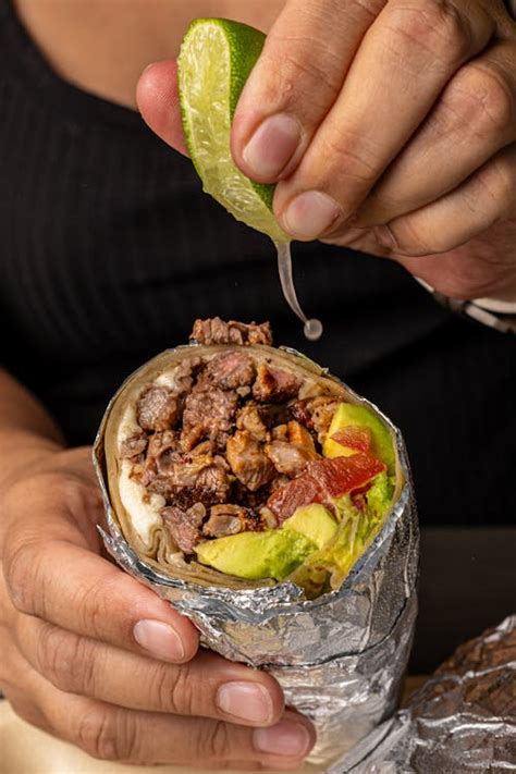 Flavorful 고기 고기 충전 과즙이 많은 길거리 음식 녹은 치즈 또띠아 라임 라임 쥬스 레몬 레스토랑 맛있는 매운 매운 소스 매운 음식 먹는