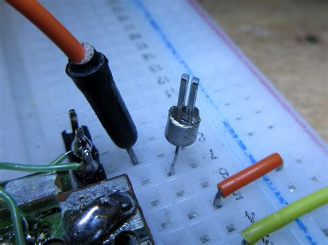 ラジオペンチ 時計用の水晶をトリミングして周波数を上げる（jjy受信機作り）