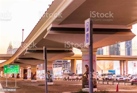 두바이 Uae 12212022 알 바르샤 지역의 번화가 개념에 대한 스톡 사진 및 기타 이미지 개념 개념과 주제 개발