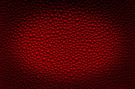 물은 붉은 광택 표면에 배경을 떨어 뜨리고 빨간색 질감에 비 방울 자연 신선한 배경 추상적 인 배경 푸른 거품 색깔배경 드롭 물 추상적 인 배경 0명에 대한 스톡 사진 및